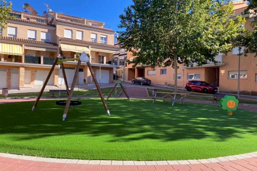 Así queda la nueva la Plaza de la Constitución de Soneja tras su ...